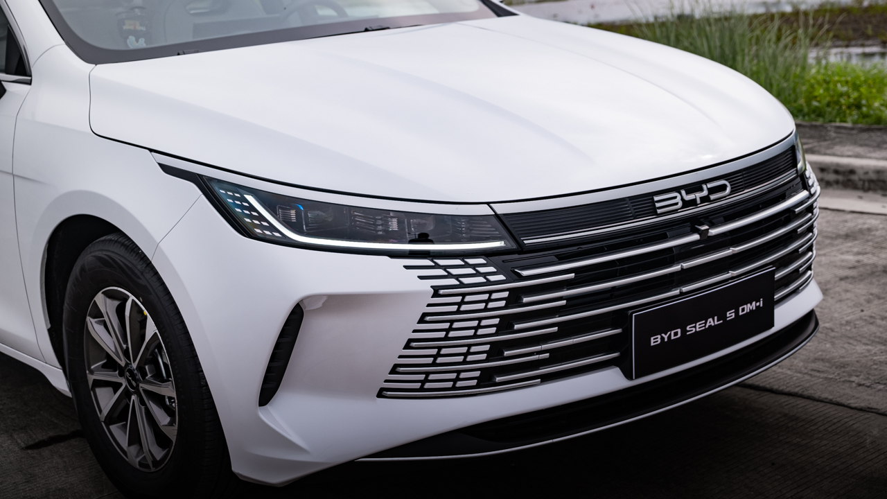 The BYD Seal 5 DM-i wants to disrupt the market, starts at Php 948K ...